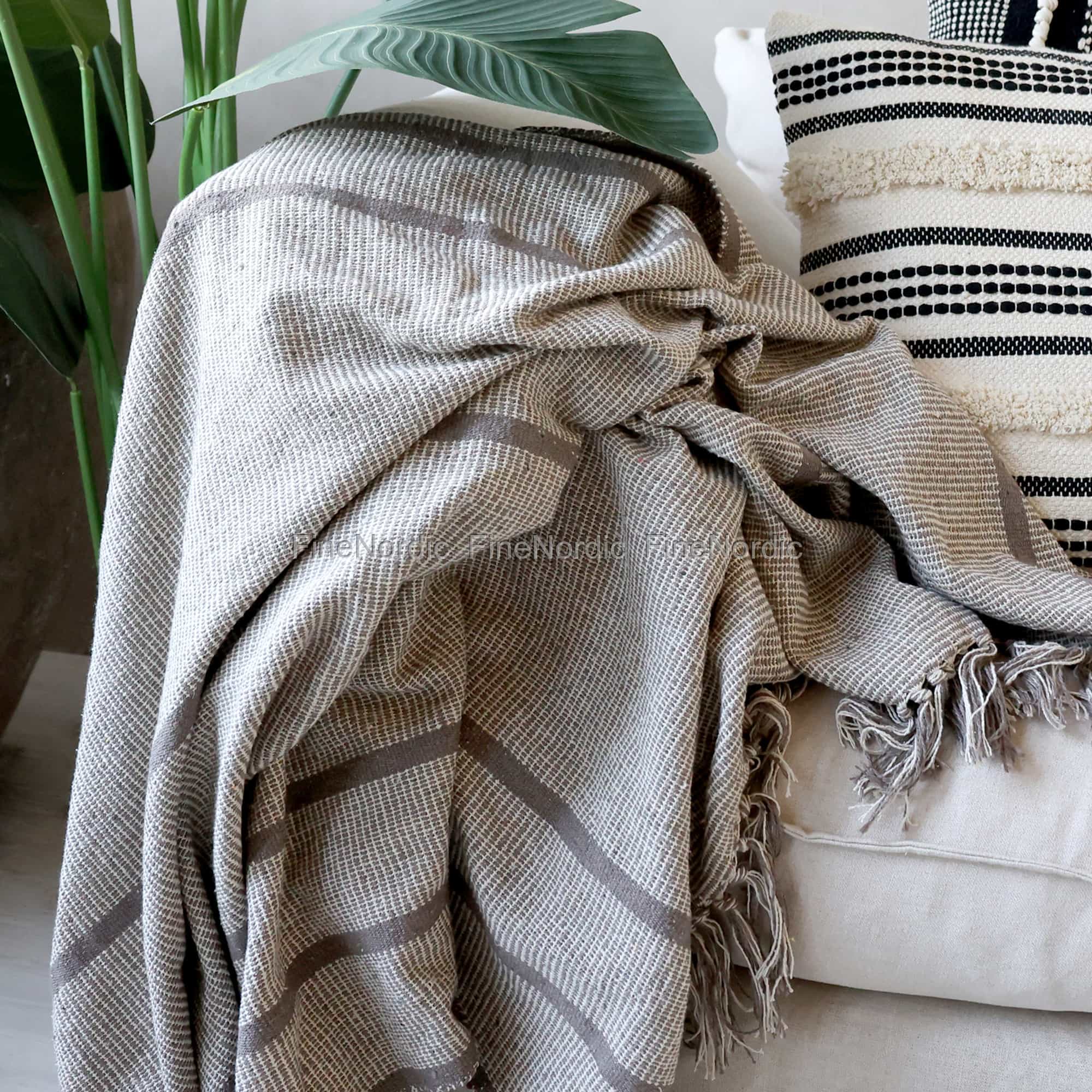 Chic Antique Aix Throw of Surplus Yarn Mocca 130 x 150 cm