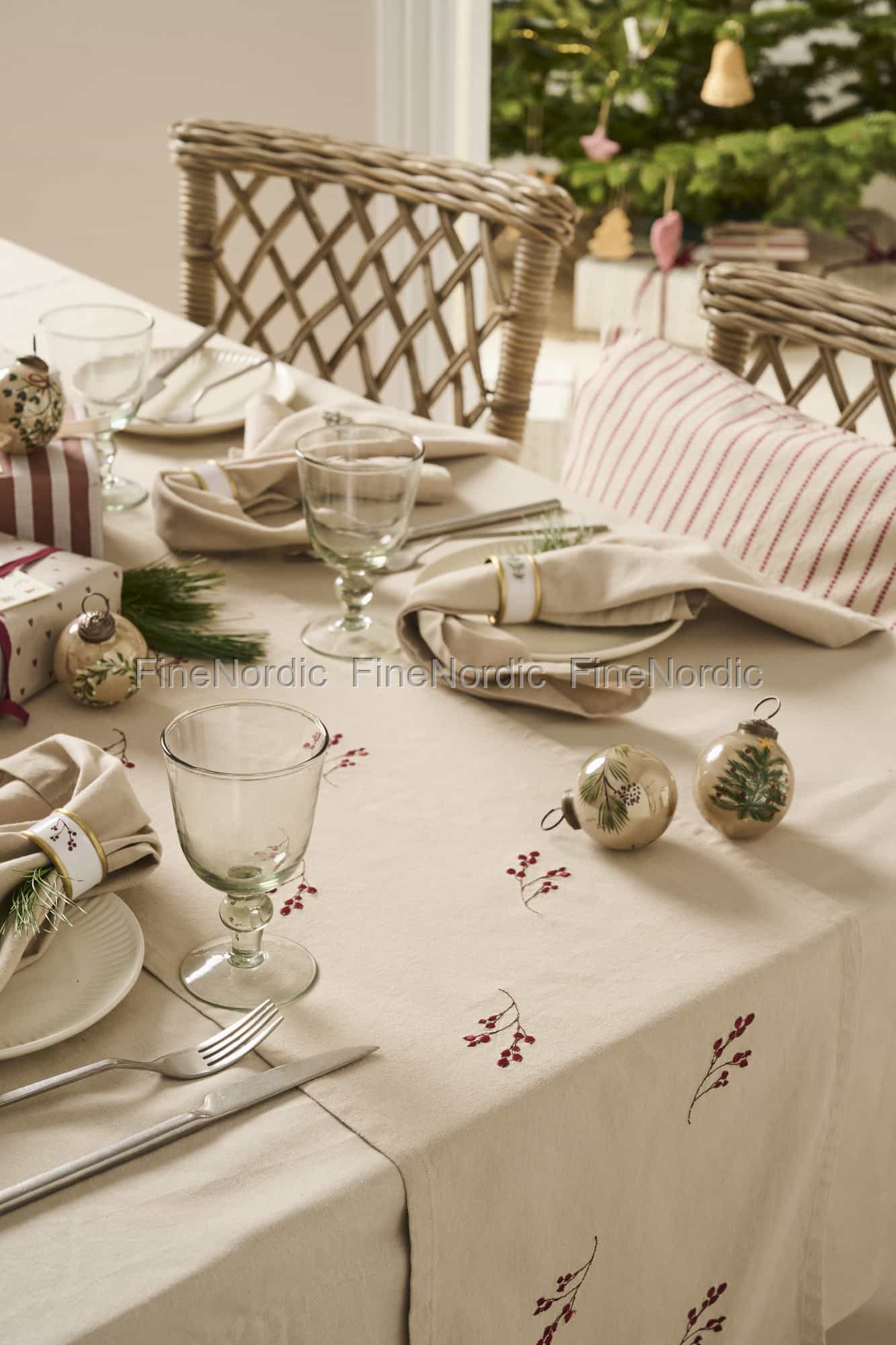 Winterberry Table Runner "Tradition" | Ib Laursen